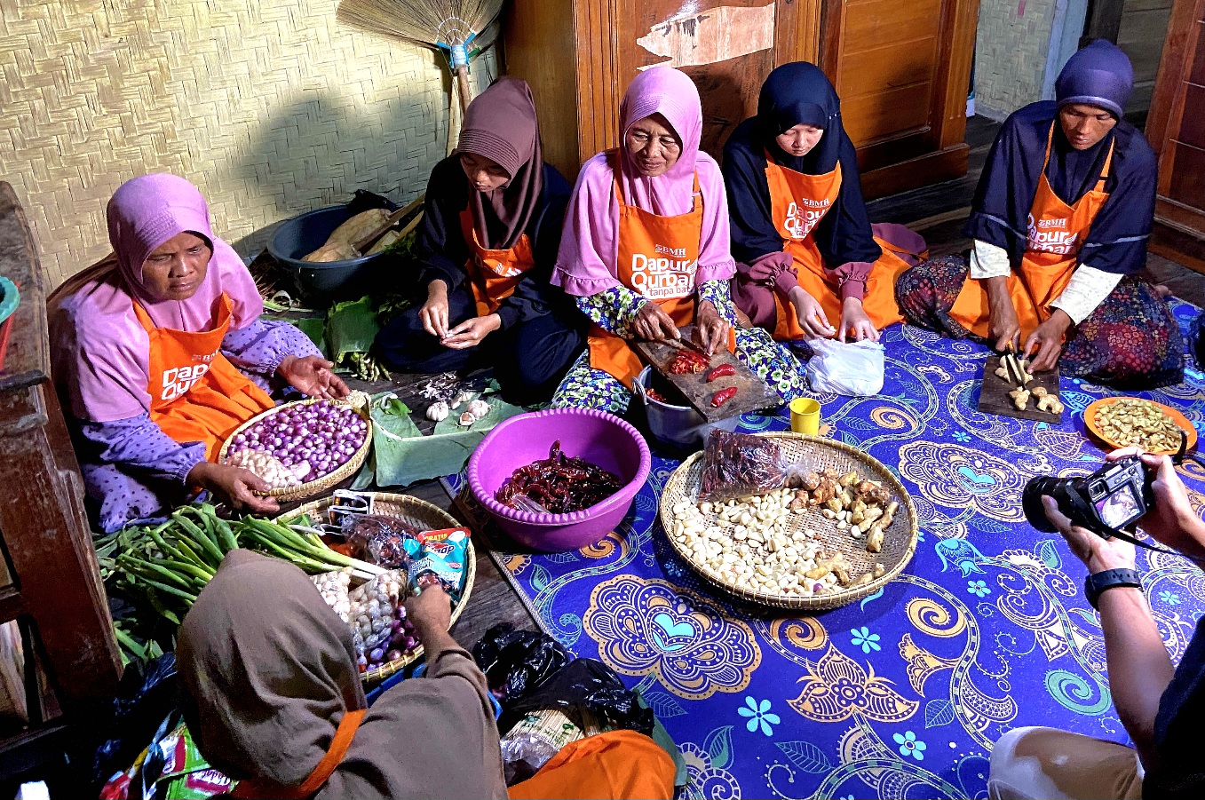 Inilah Kebahagiaan Ibu-Ibu Desa Tipar, Persiapan Idul Adha Bersama BMH ...
