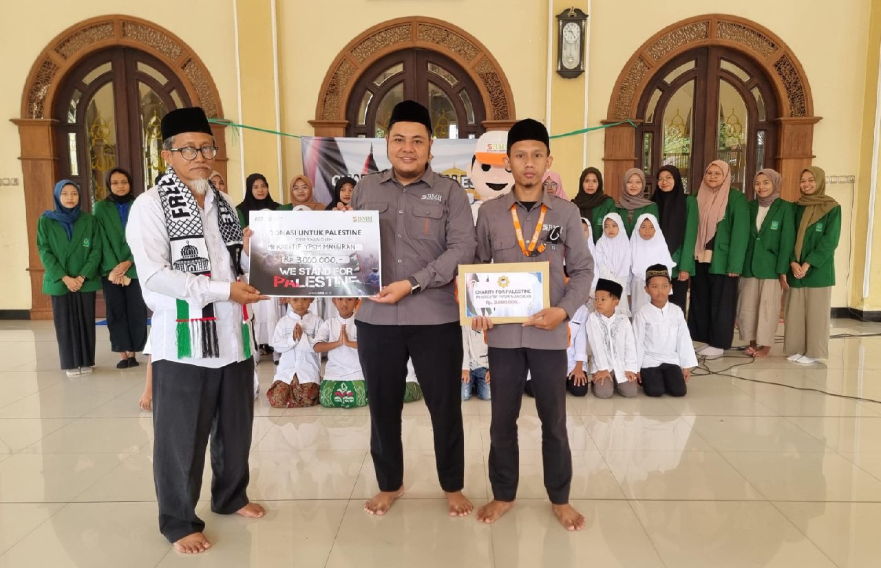 Siswa MI Kreatif YPSM Mangiran Kediri Galang Donasi untuk Gaza ...