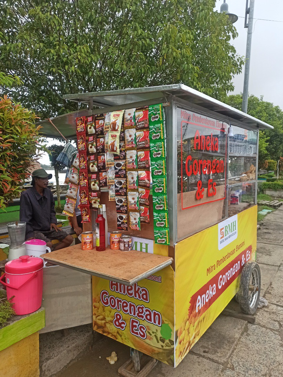 Laznas BMH Beri Bantuan Modal Usaha dan Rombong Berkah di Berau - BMH