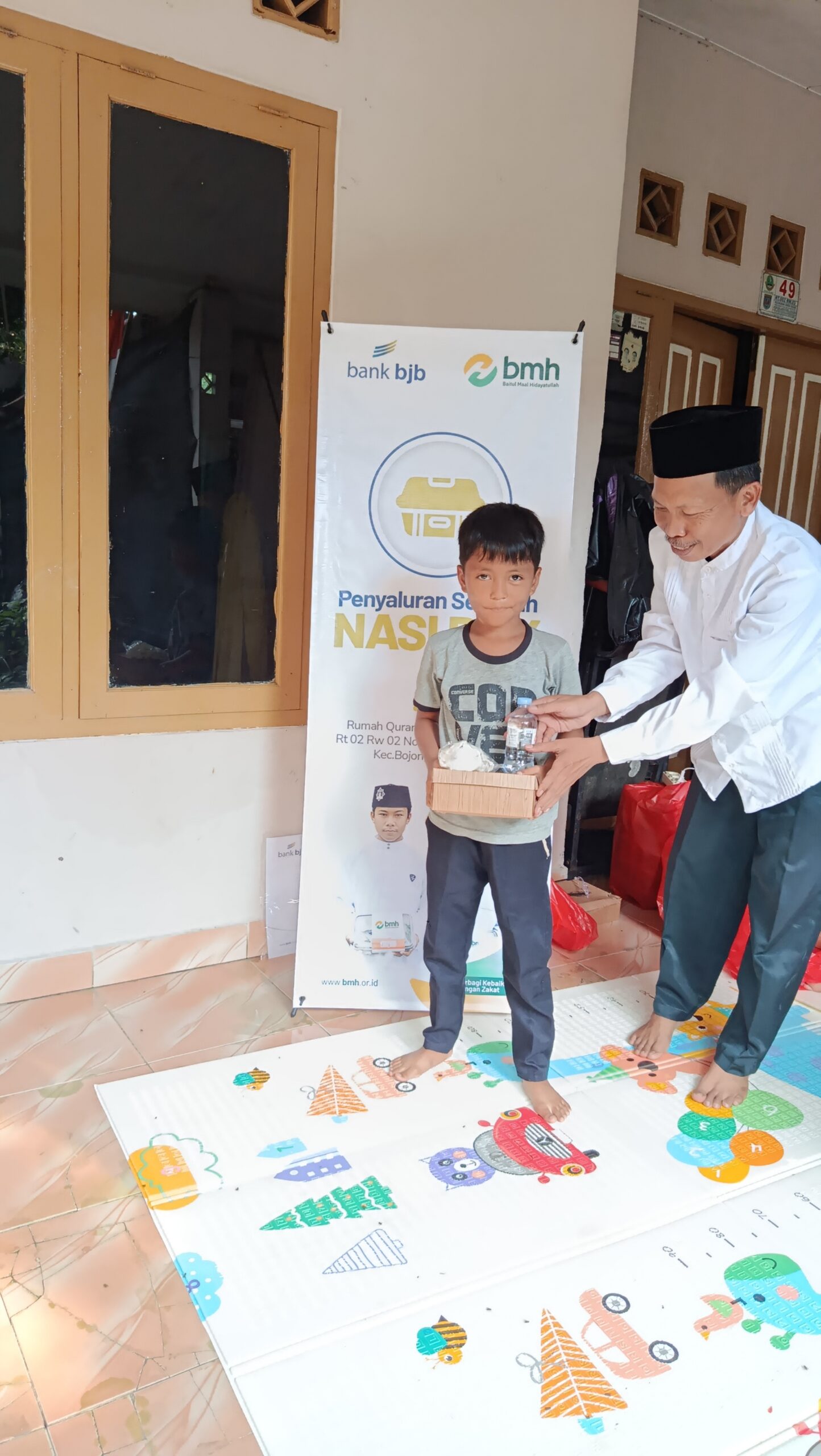 BMH-Bank BJB Berbagi Nasi Box untuk Santri Rumah Quran An-Najah Depok - BMH